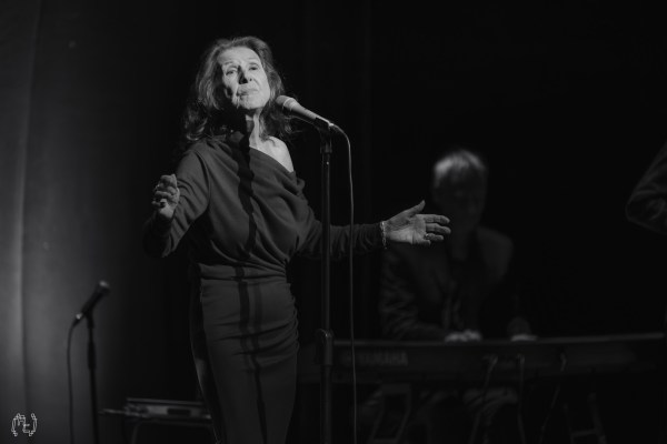 Still raising the roof, still breaking hearts. Elkie Brooks – Live at ...